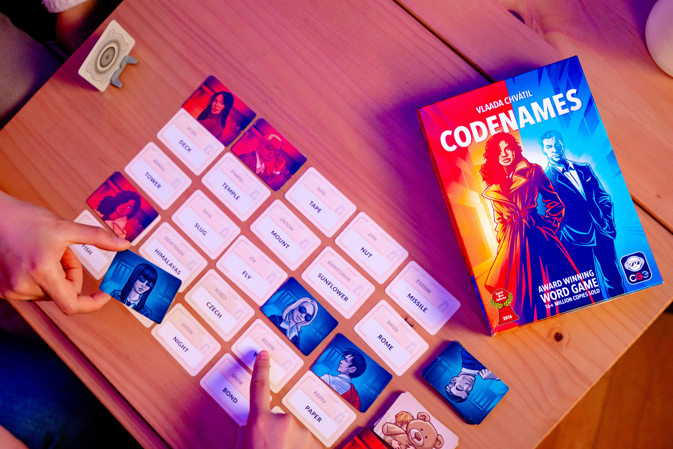 Codenames: o jogo de espiões que faz todos pensarem - Daydreaming Games